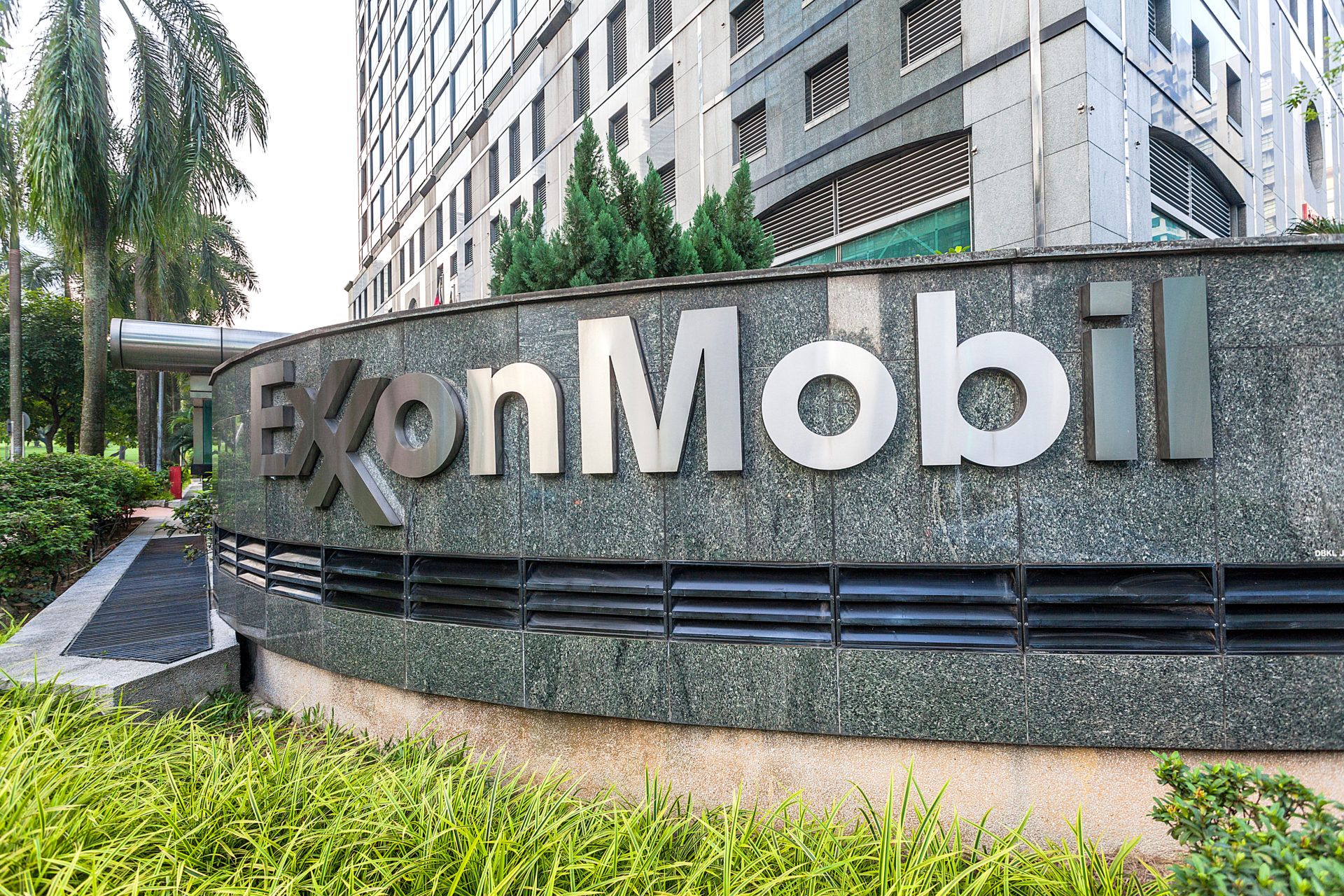 Trump threatens to keep ExxonMobil out of Venezuela – 10/12 Industry Report